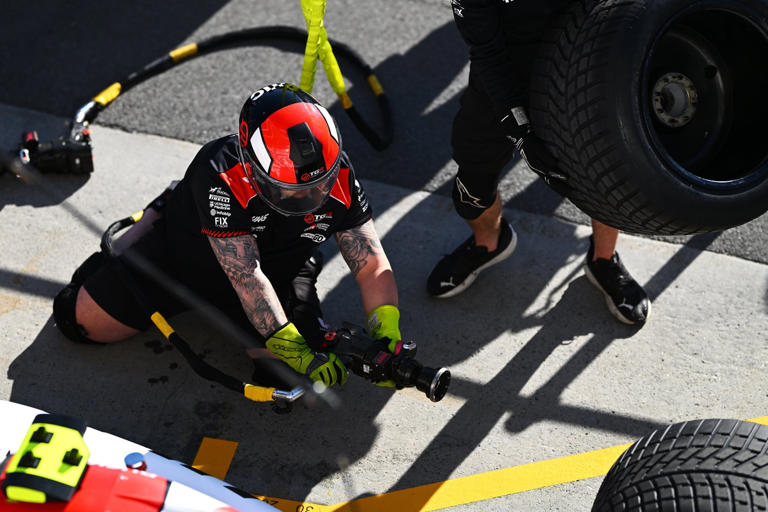 Kimi Raikkonen goes viral with blunt two-word response to throwback F1 post