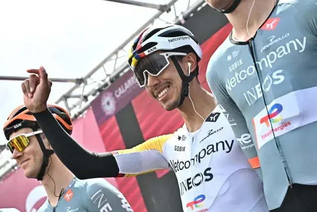 Egan Bernal no se resignó en la etapa 19 y volvió al top-10 en el Giro ...