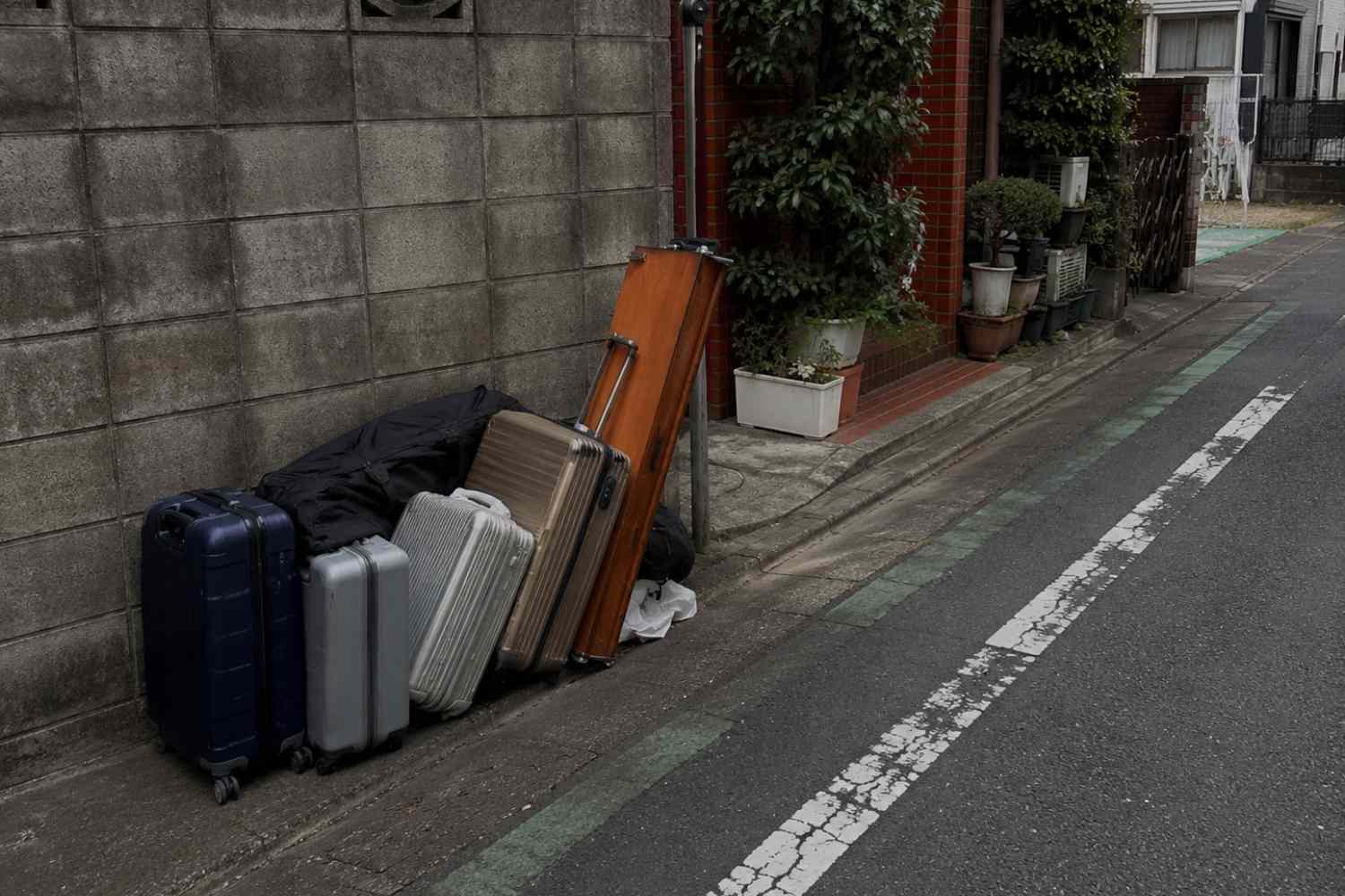 Giappone, il lato oscuro del boom turistico: autobus bloccati, valigie ...
