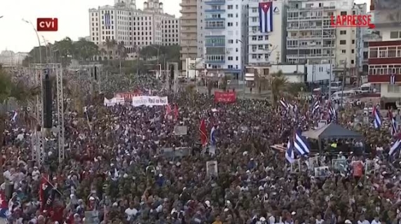 Centinaia di persone all'Avana a sostegno di Raul Castro: le immagini ...