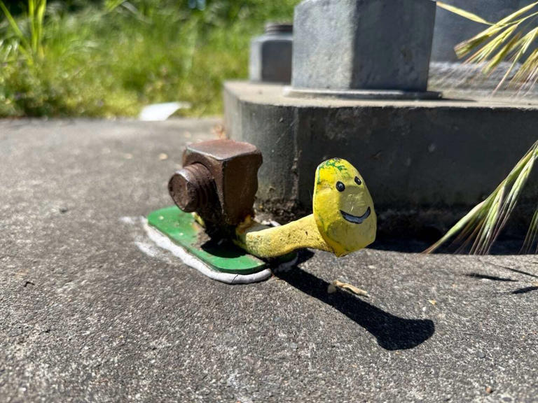 A guerrilla artist hid 15 snails across Milwaukie. Finding them unlocks ...