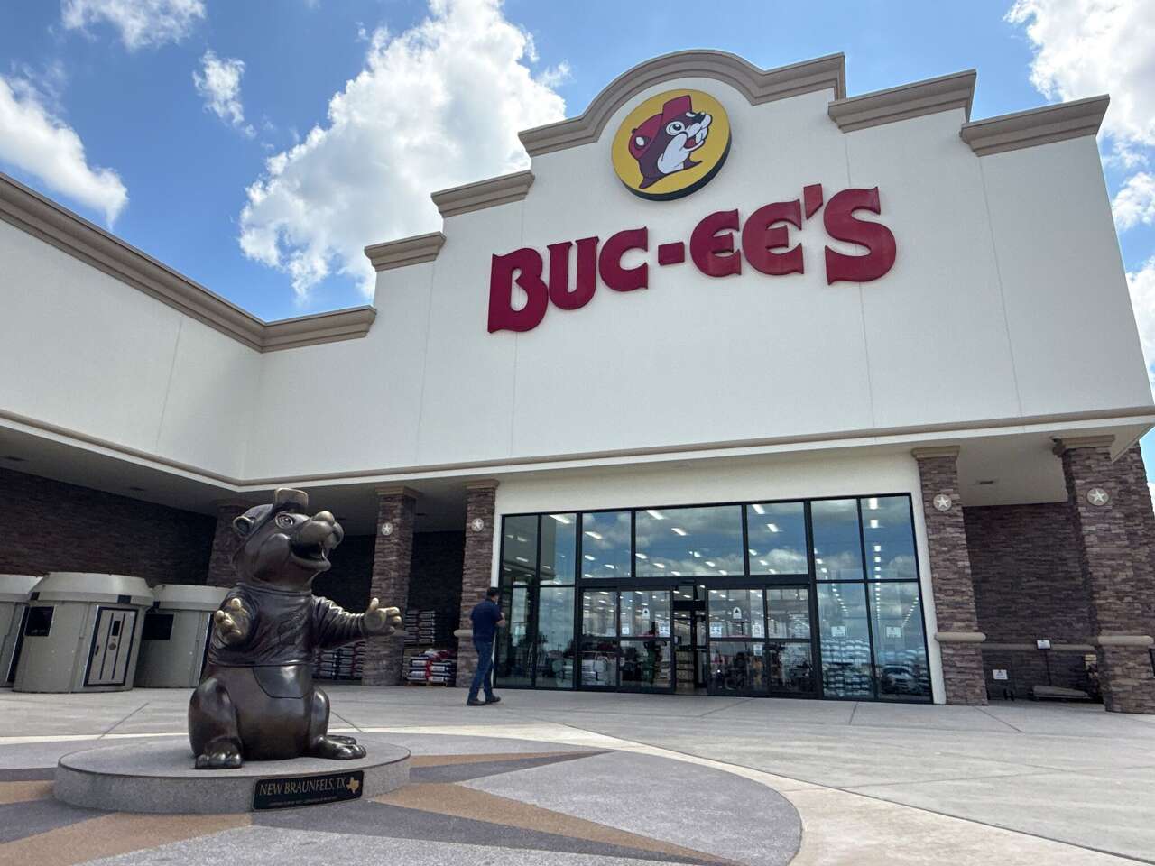 Can you bring a dog into Buc-ee's? Here's what travelers need to know.