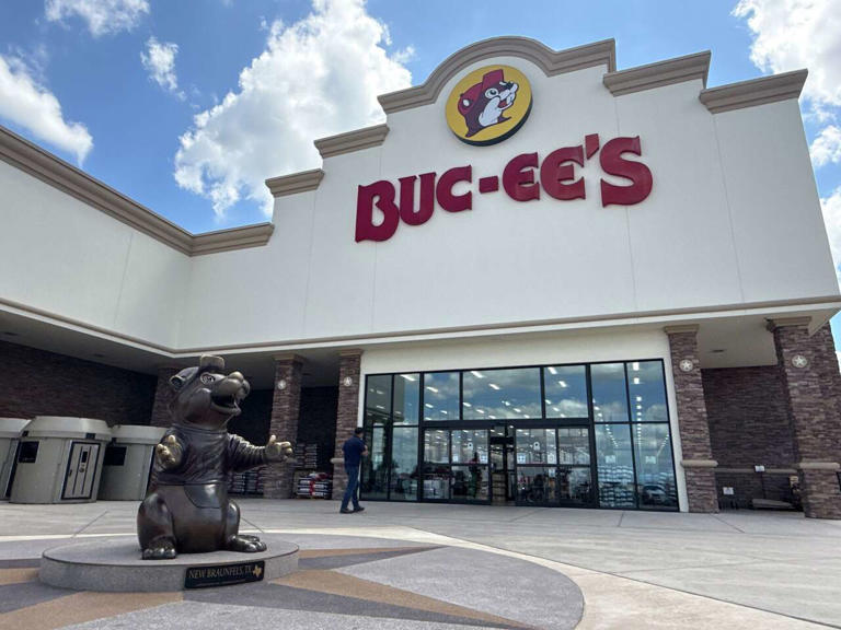 Does Buc-ee's require shirts and shoes? What to know about dress code