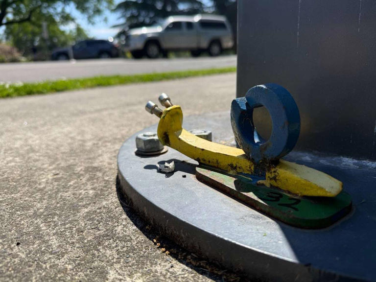 A guerrilla artist hid 15 snails across Milwaukie. Finding them unlocks ...