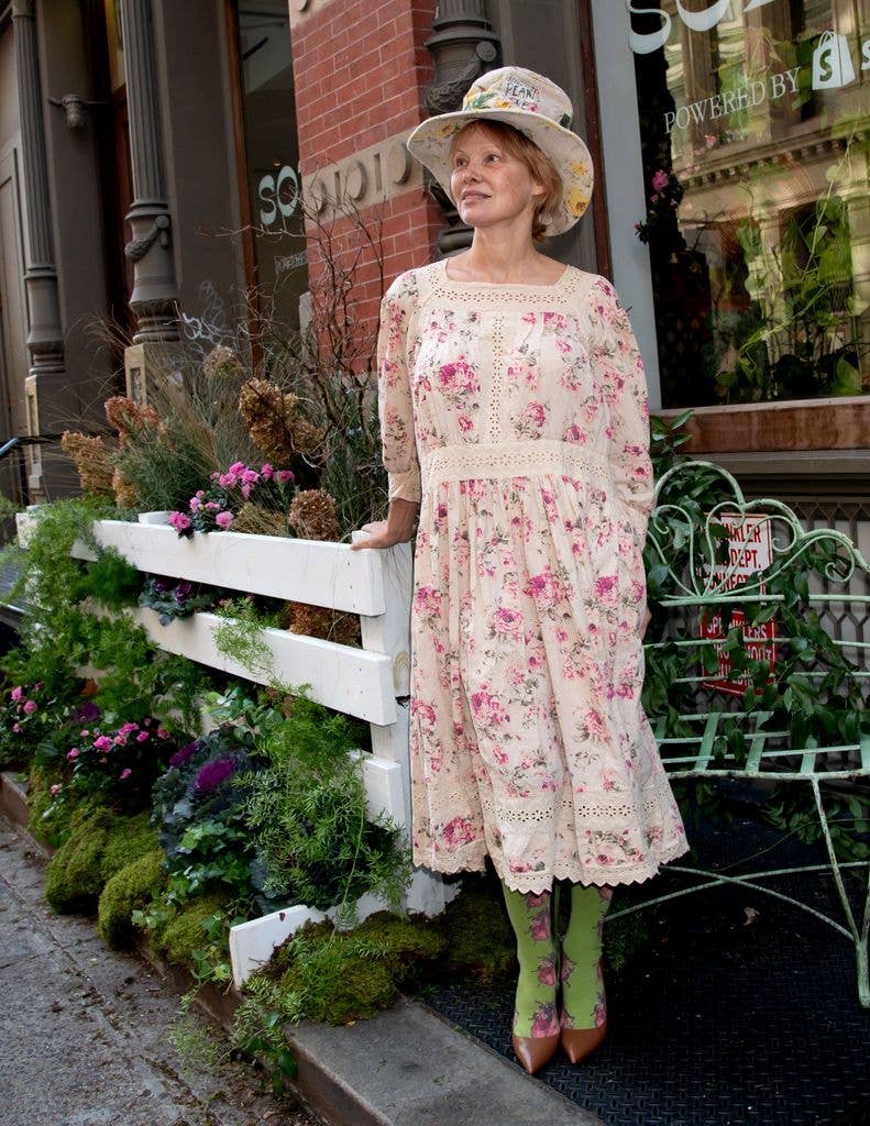 Pamela Anderson's vintage lace dress is a Chelsea Flower Show dream