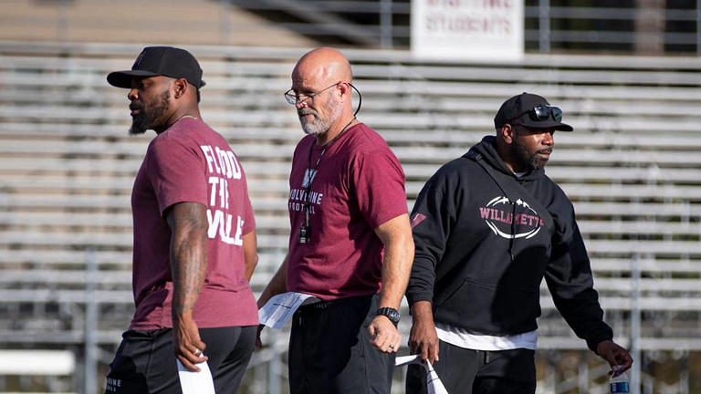 Oregon recruiting flexes rare connection with local high school
