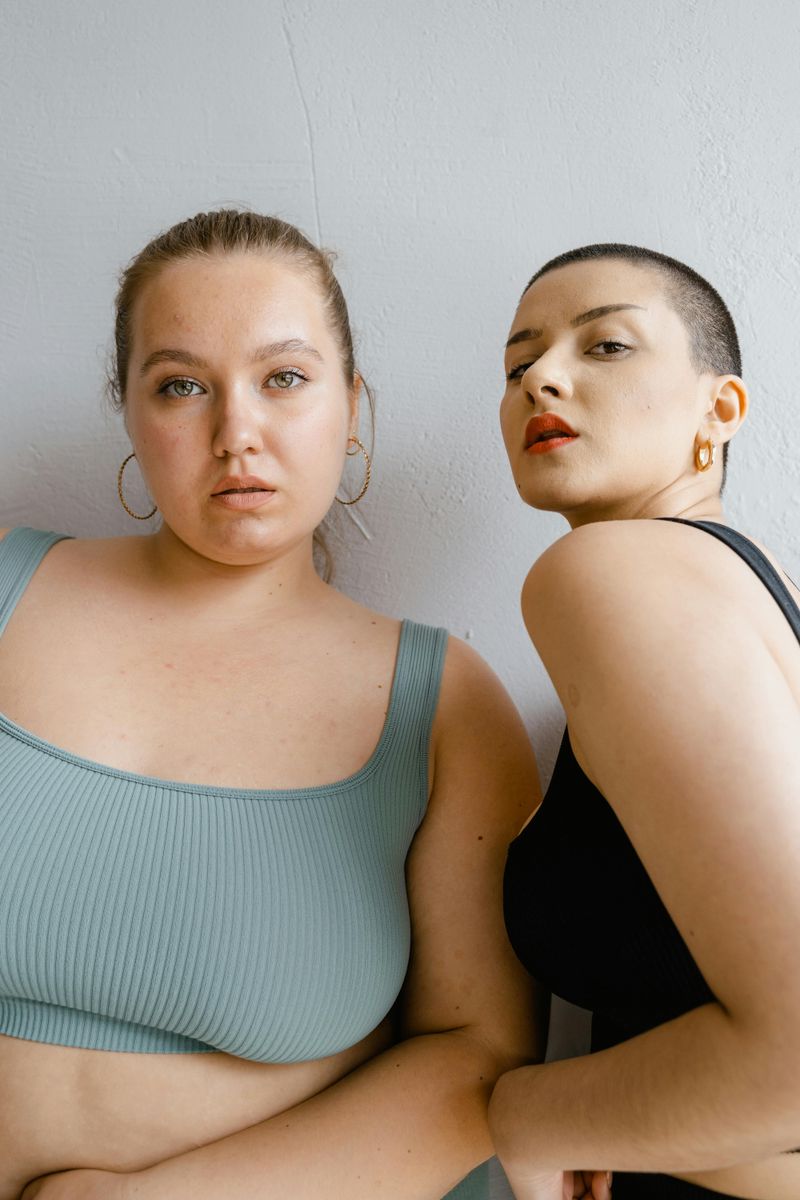 According to psychology, women who wear minimal makeup tend to share ...