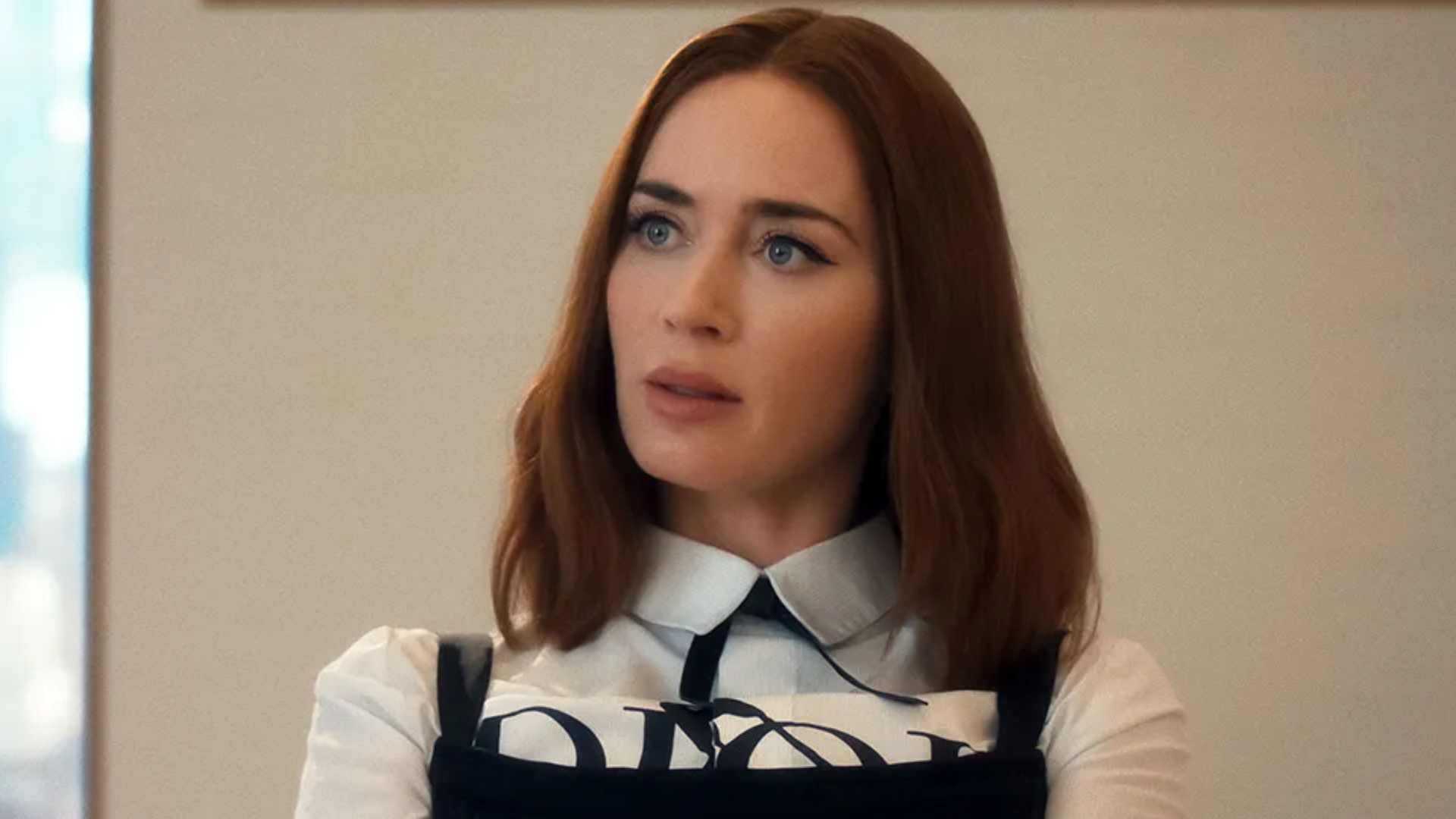 In einem „Slipdress“ präsentiert sich Schauspielerin Emily Blunt ...
