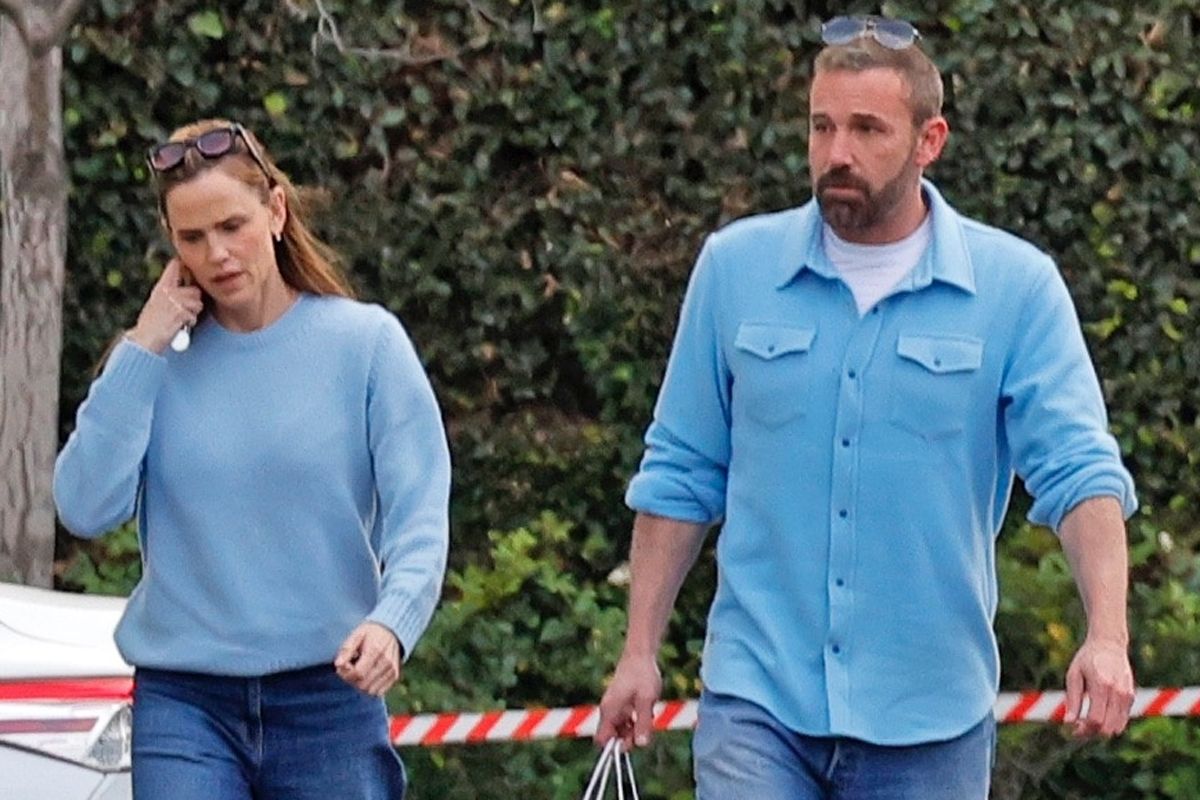Ben Affleck and Jennifer Garner spotted in twinning blue looks while ...