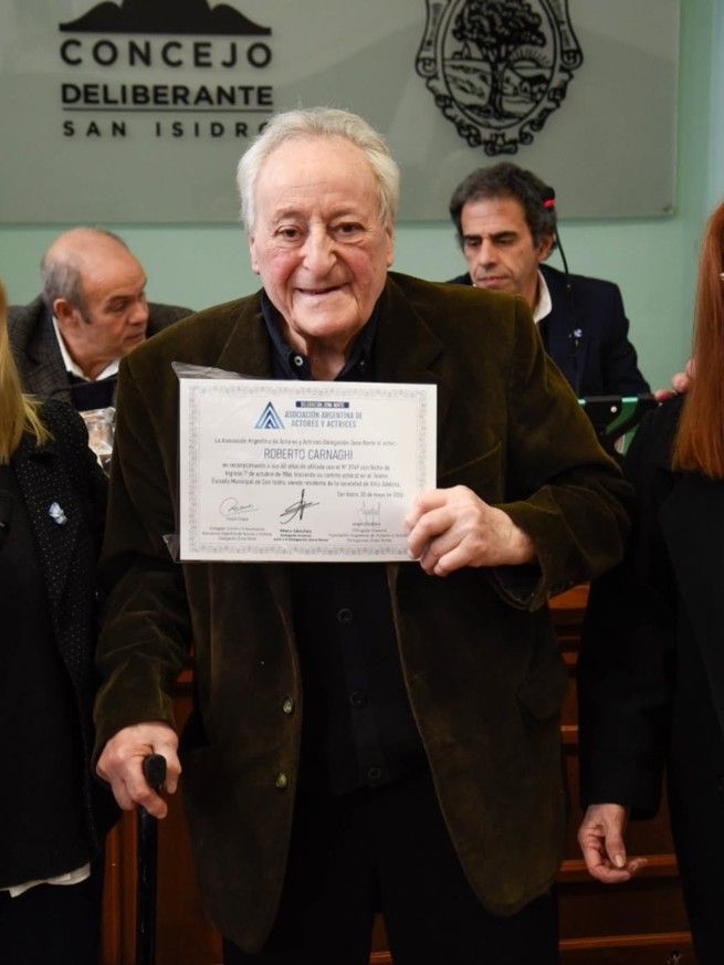 El actor Roberto Carnaghi recibió la distinción de "Vecino destacado de ...
