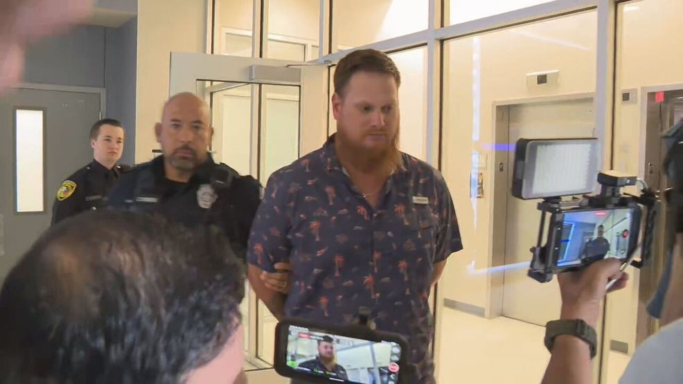 32-year-old military contractor arrested, charged with online ...