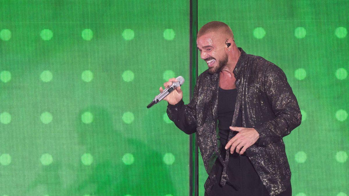 Chaos erupts at Ricky Martin concert as singer is rushed off stage mid ...