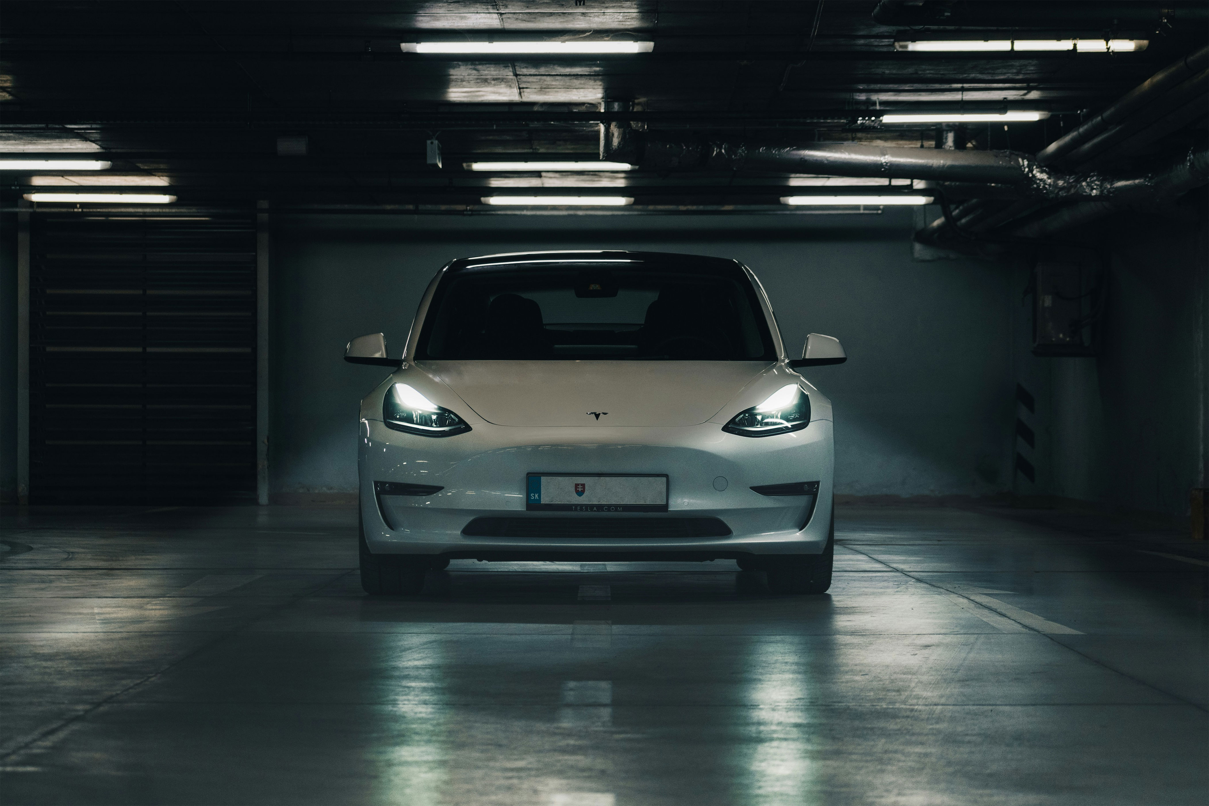 Tesla roept bijna 15.000 Model Y’s terug vanwege een stickertje