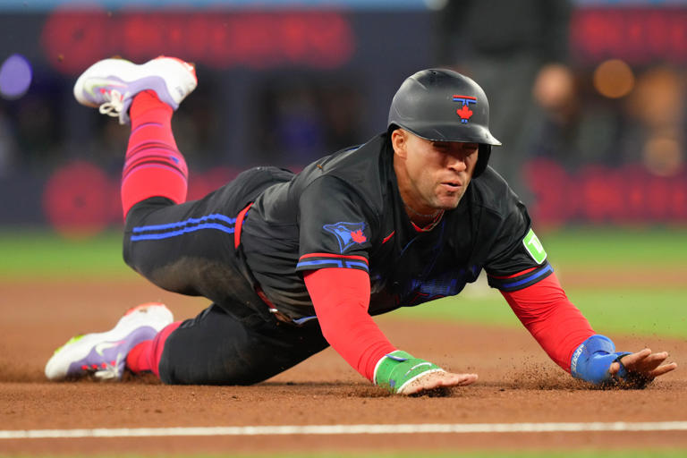 Blue Jays beat the Pirates 6-2 for their 3rd straight victory