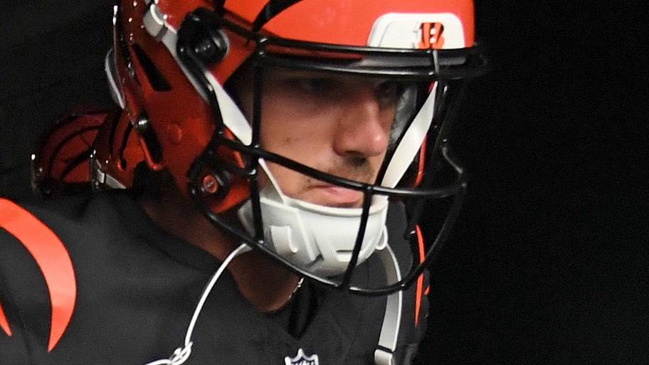 Ex-Auburn lightning rod leaves minimal clues on whether his football ...
