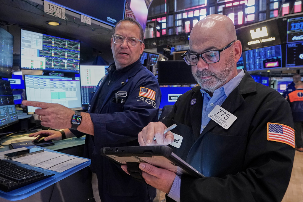 Wall Street keeps rising, even as US households keep getting more ...