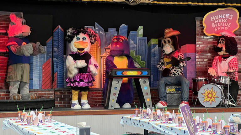 5 ideas for Hooters' family-friendly rebrand the CEO can totally steal