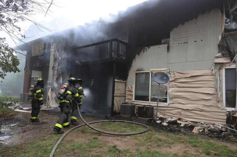 35 people, 5 cats displaced as apartment complex on Indy’s south side ...