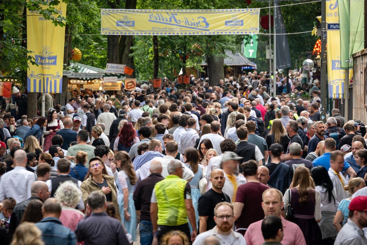 Auch „Skandal im Sperrbezirk“ betroffen: Stadt verbietet 12 Lieder auf ...