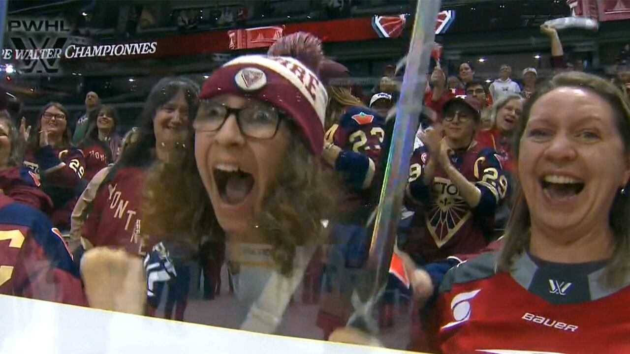 #TheMoment Montreal Victoire's Laura Stacey gave her stick to an ...