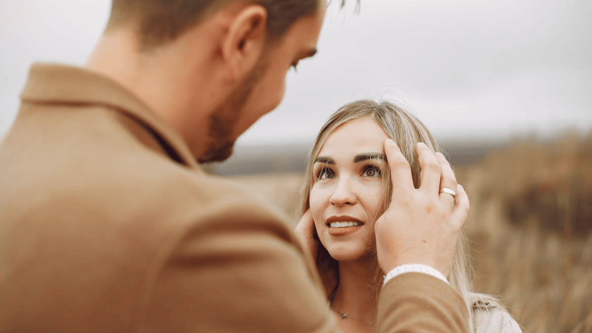 Do they like you or do they just enjoy your company? 7 body language ...