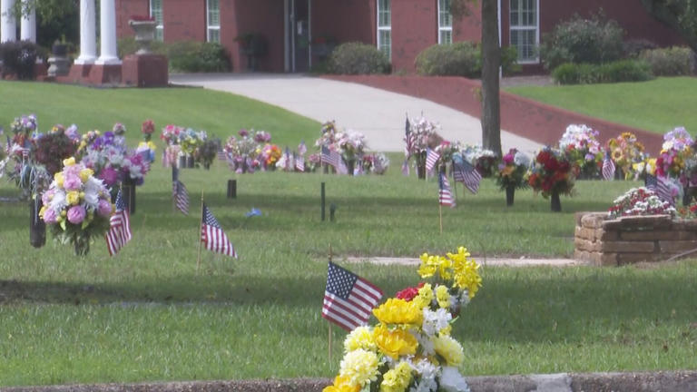 Volunteers place flags, flowers at veterans’ graves ahead of Memorial Day