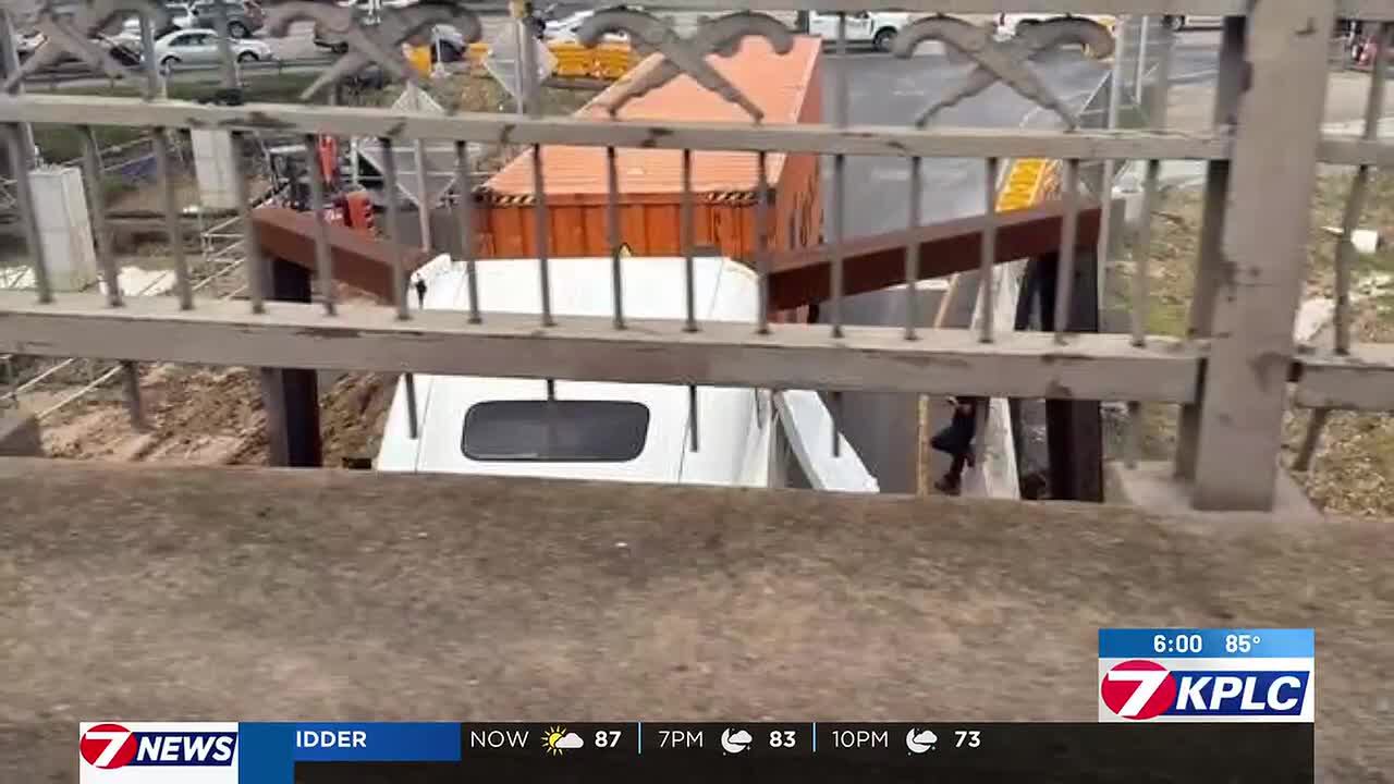 DOTD replacing clearance beam on I-10 again