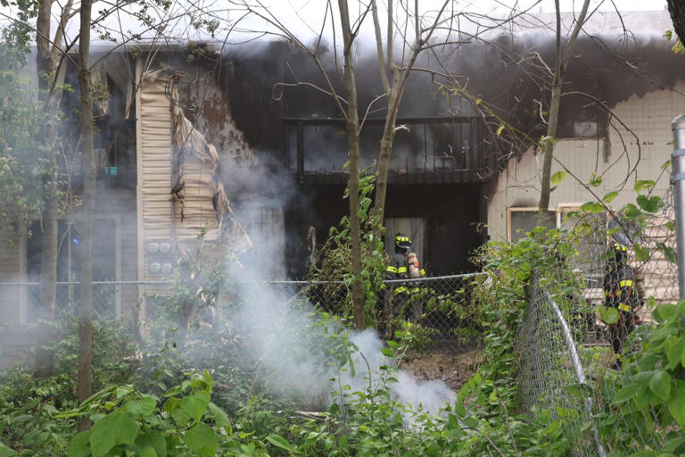 35 people, 5 cats displaced as apartment complex on Indy’s south side ...