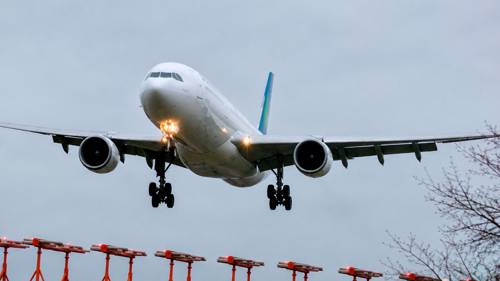 Unusual A330 landing approach caught on camera