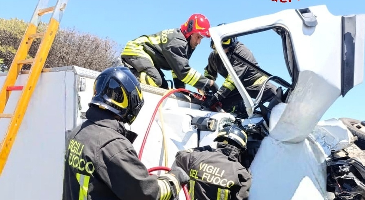 Grave incidente a Mondragone: scontro tra due furgoni e un autocarro