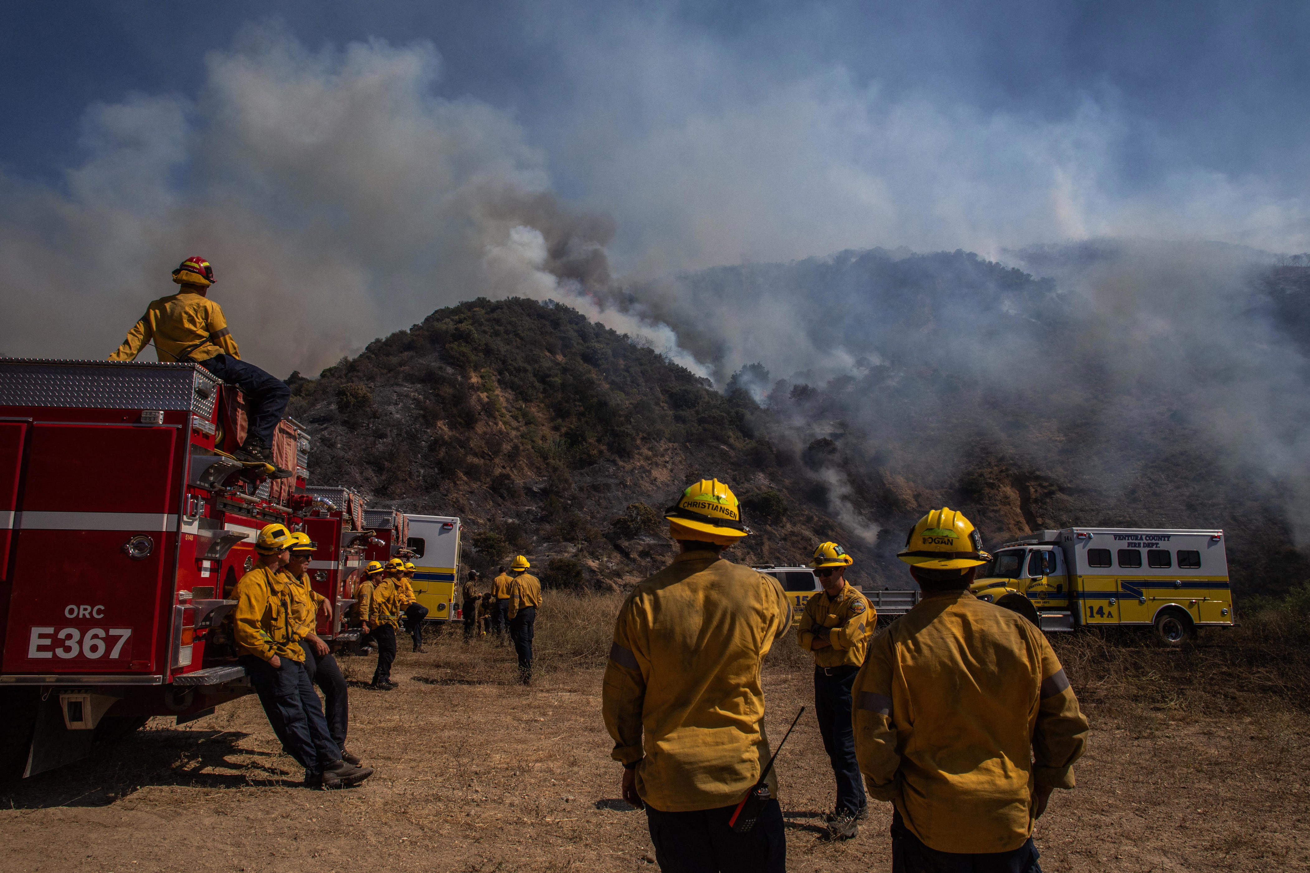 Sandy fire in Simi Valley: Evacuations continue, 30% contained