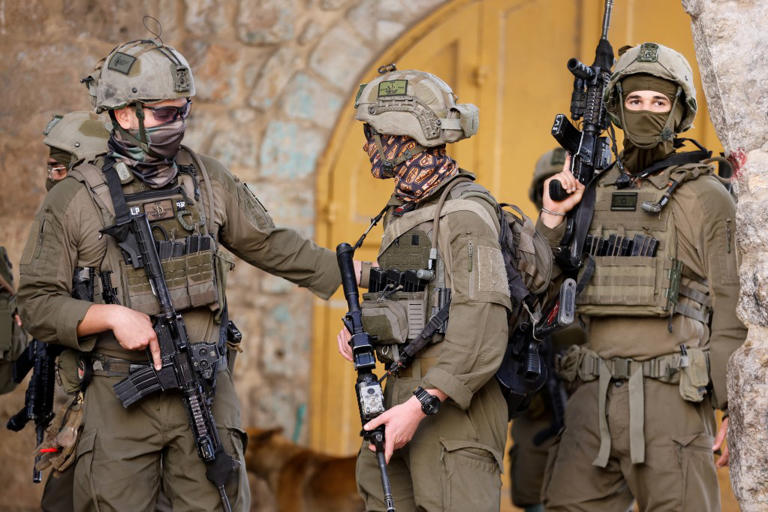 Israeli forces foil Hamas shooting in Hebron and arrest three suspects ...