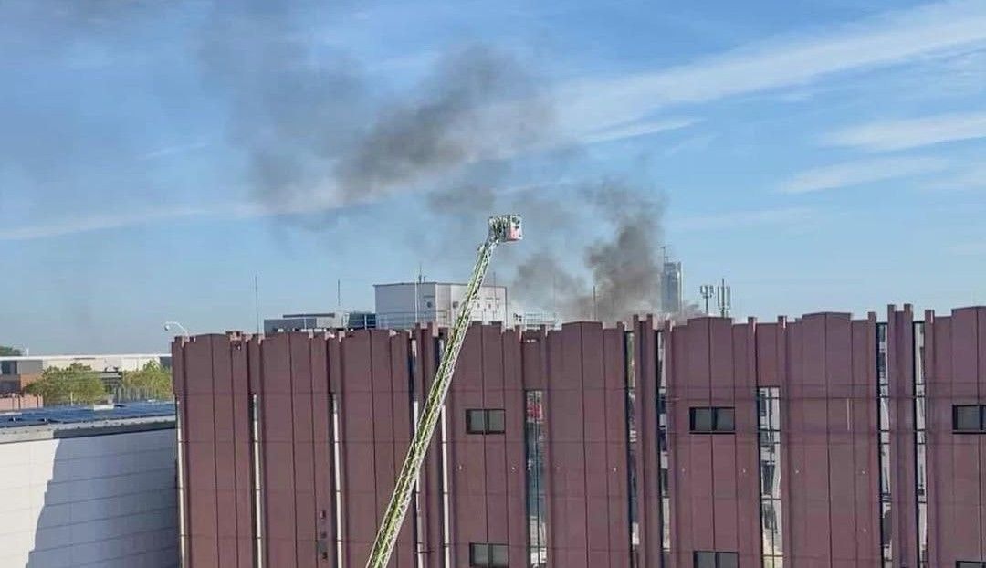 Flammen rasch unter Kontrolle: Rauch über der Koelnmesse – Polizei ...