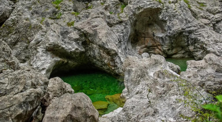 Rocce millenarie e piscine naturali dai colori fiabeschi: le Pozze ...