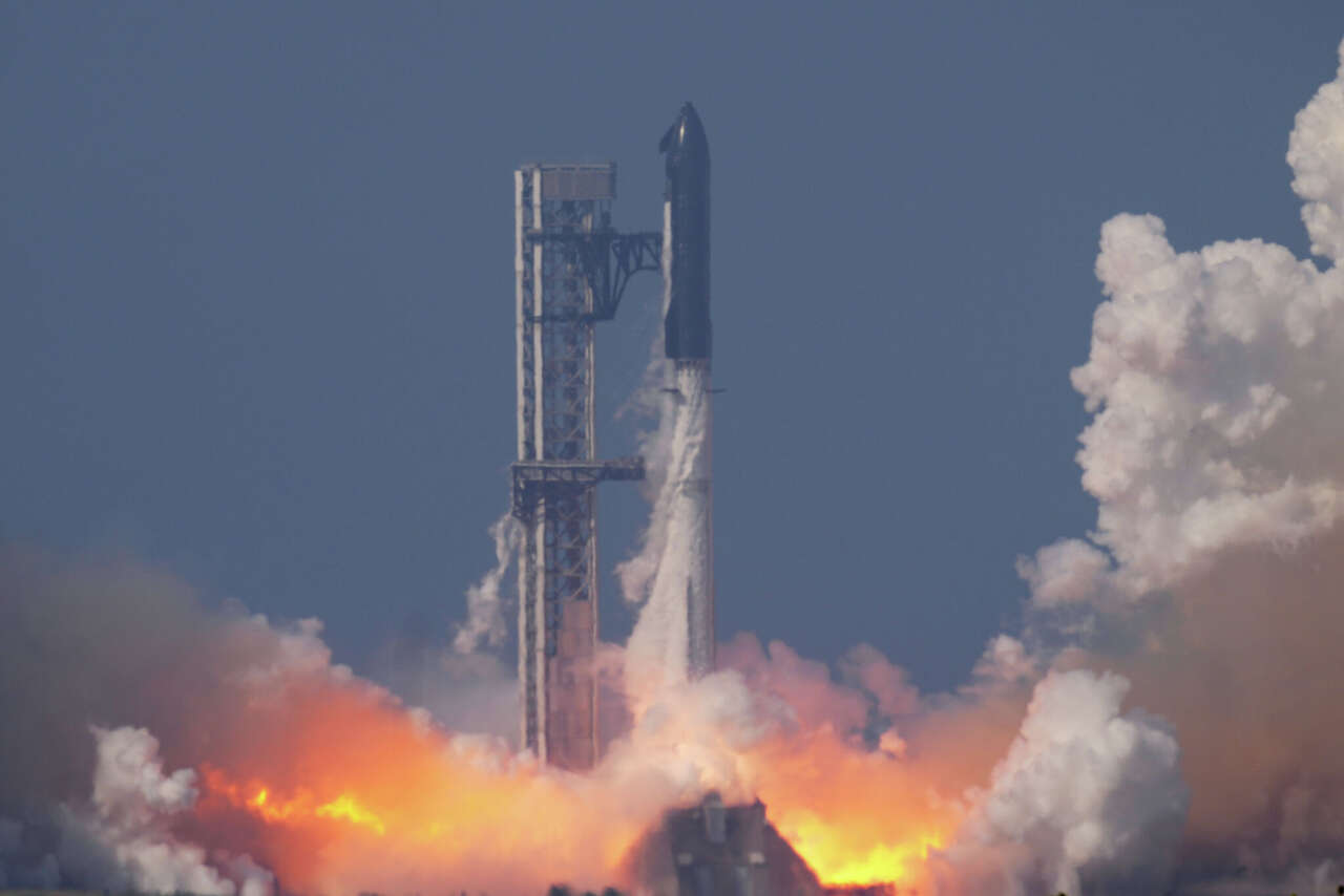 SpaceX Starship live updates: Biggest-ever Starship splashes down in ...