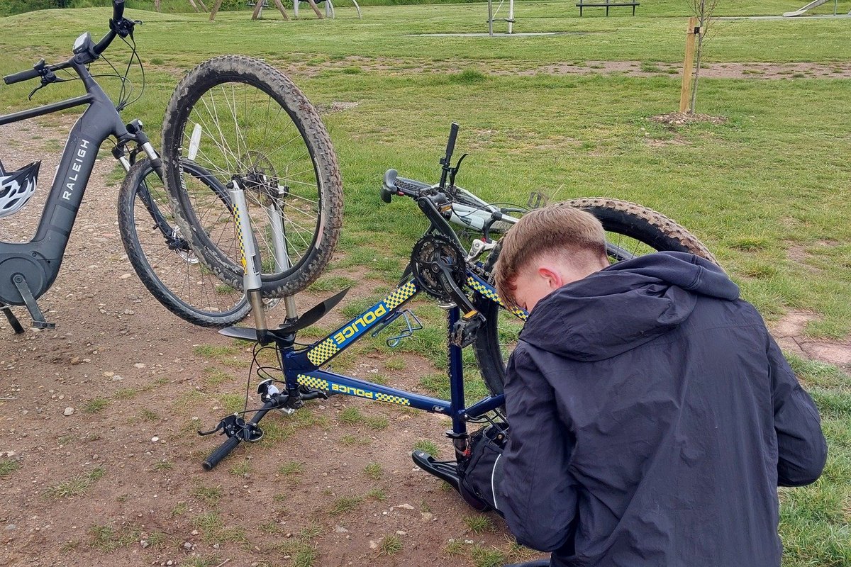 Teenager helps police officer back in saddle after offering to fix bike