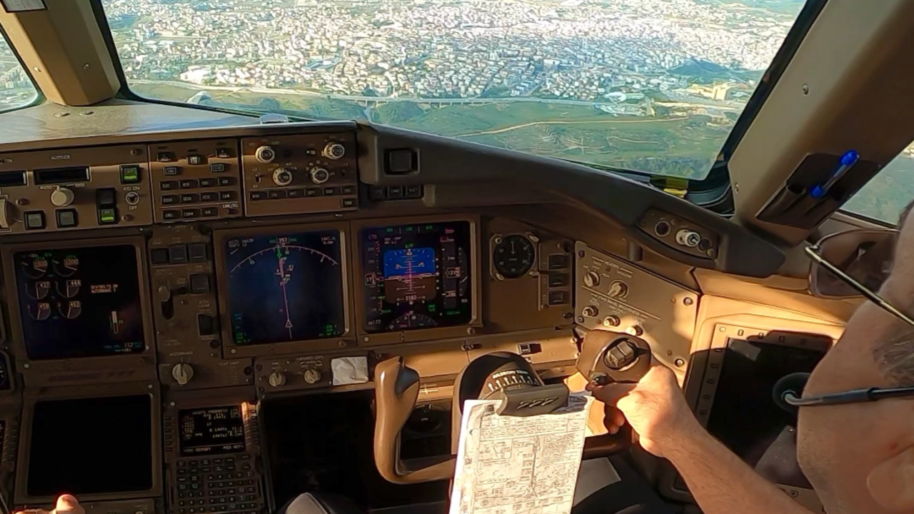 Experience flying the Boeing 777-300ER in Istanbul with Just Planes