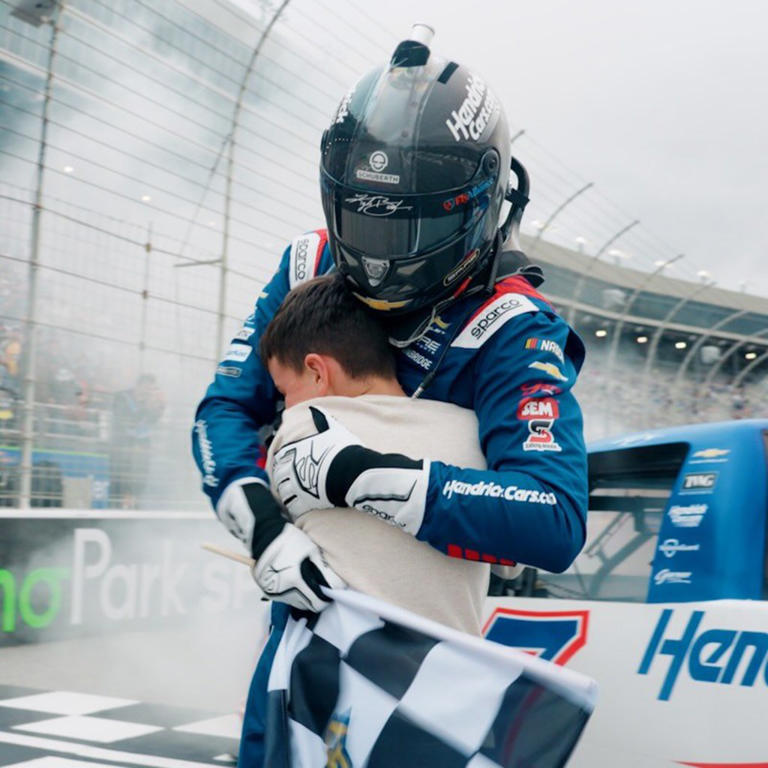 Brexton Busch heartbreakingly updates profile picture to hugging photo ...