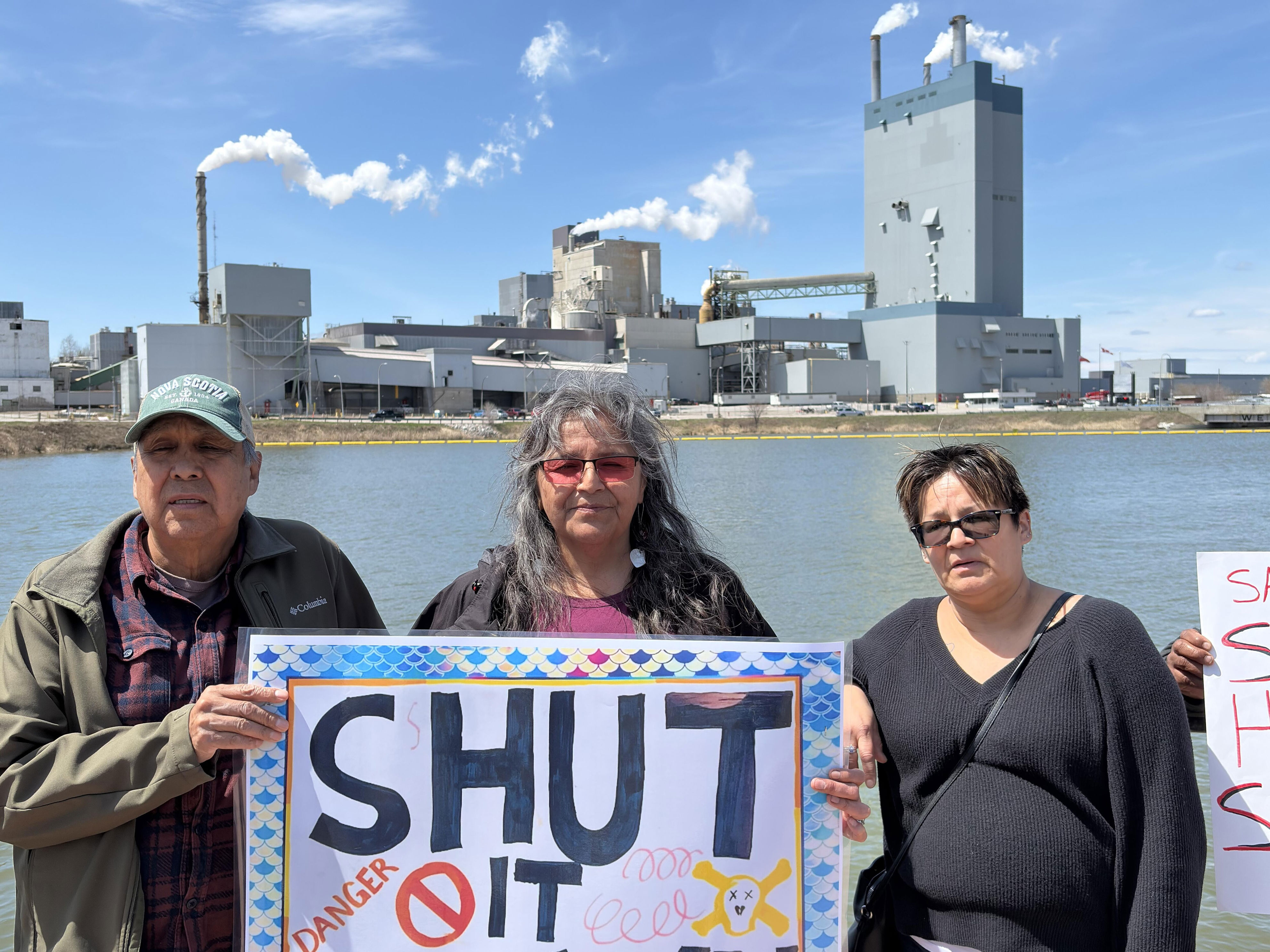 Des manifestants exigent que Ford ferme l’usine de pâtes et papiers de ...