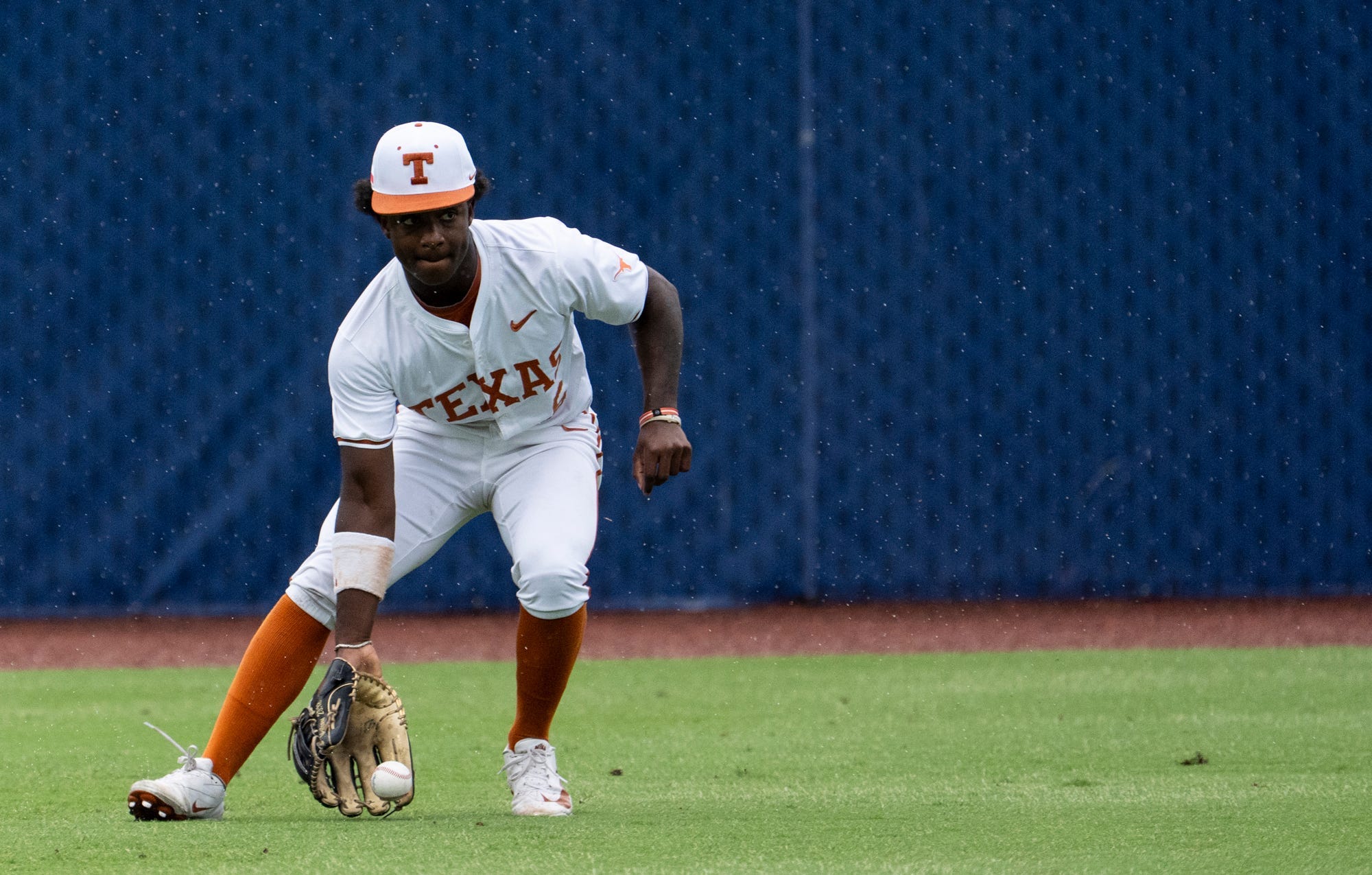 No. 2 seed Texas crashes out of SEC Baseball tourney, lose to Hogs 8-1