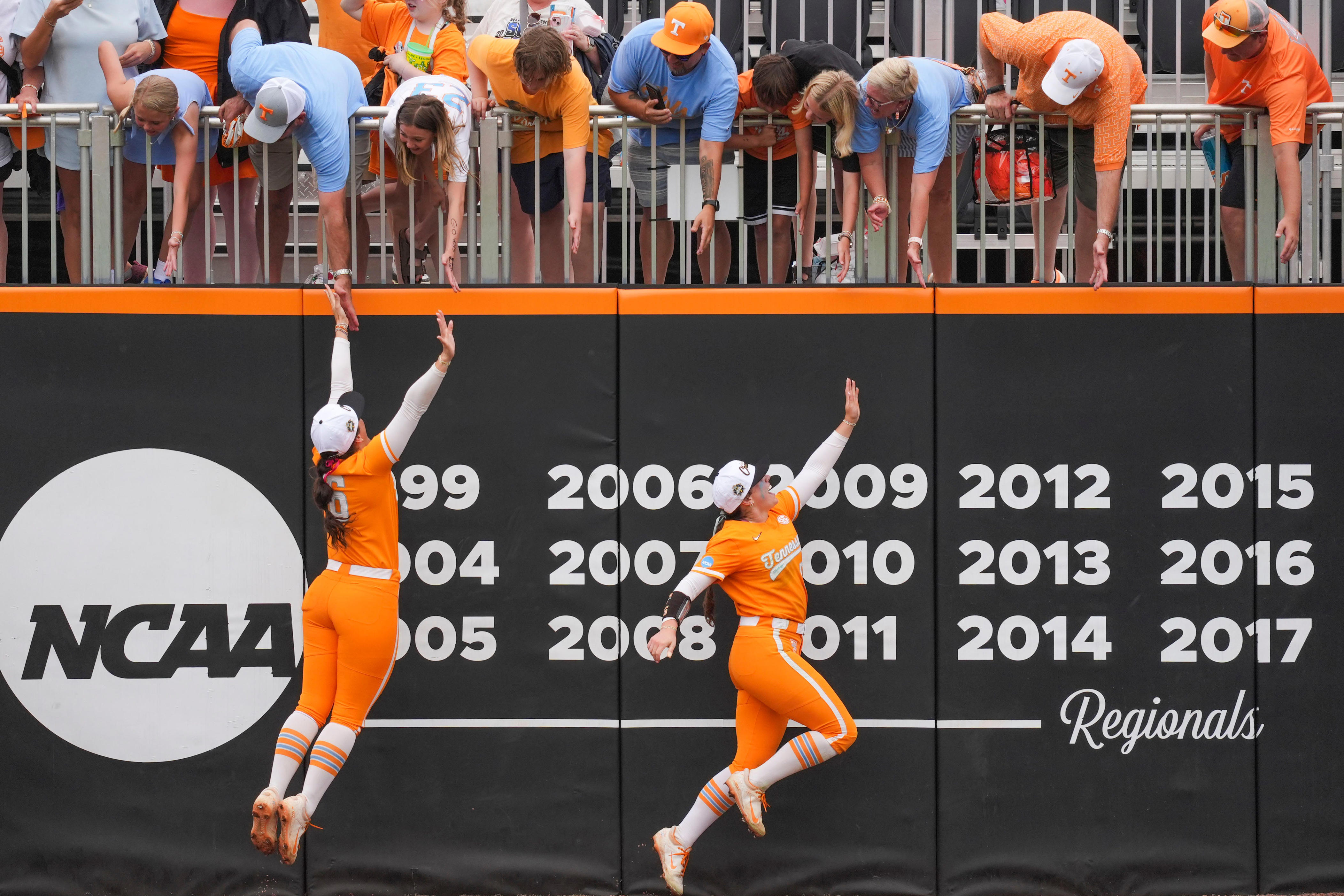 NCAA softball world series bracket updates: Which teams have advanced ...
