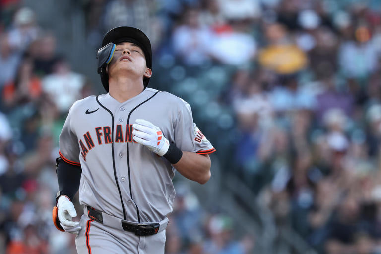 Giants place OF Jung Hoo Lee on IL with back injury and call up ...
