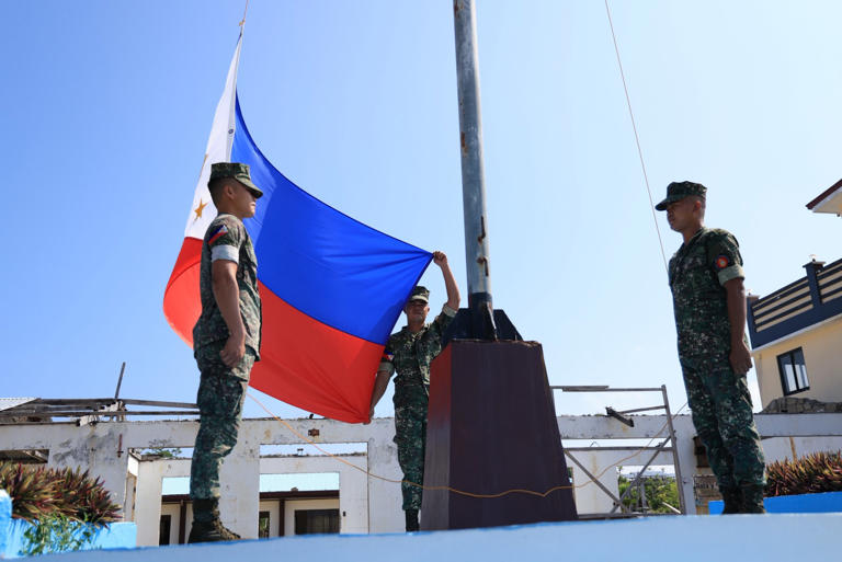 Brawner inspects Pag-asa Island outpost