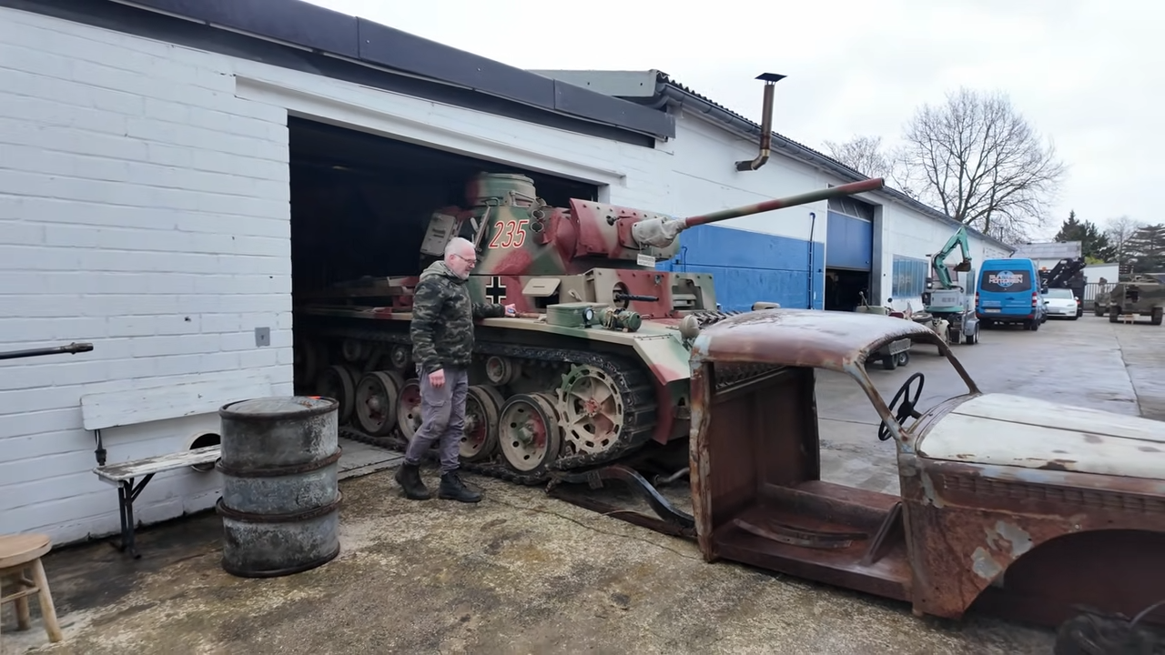 Schau, wie ein Mann einen Panzer nach Originalplänen nachbaut