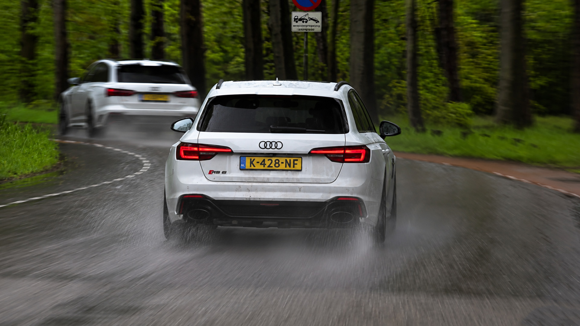 Accélération brutale de l'ABT Audi RS4-R sur route glissante