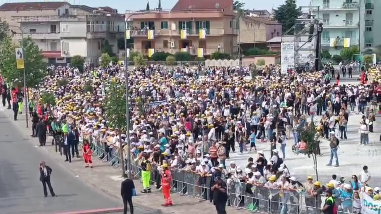 Acerra, fedeli in attesa del papa a piazza Calipari