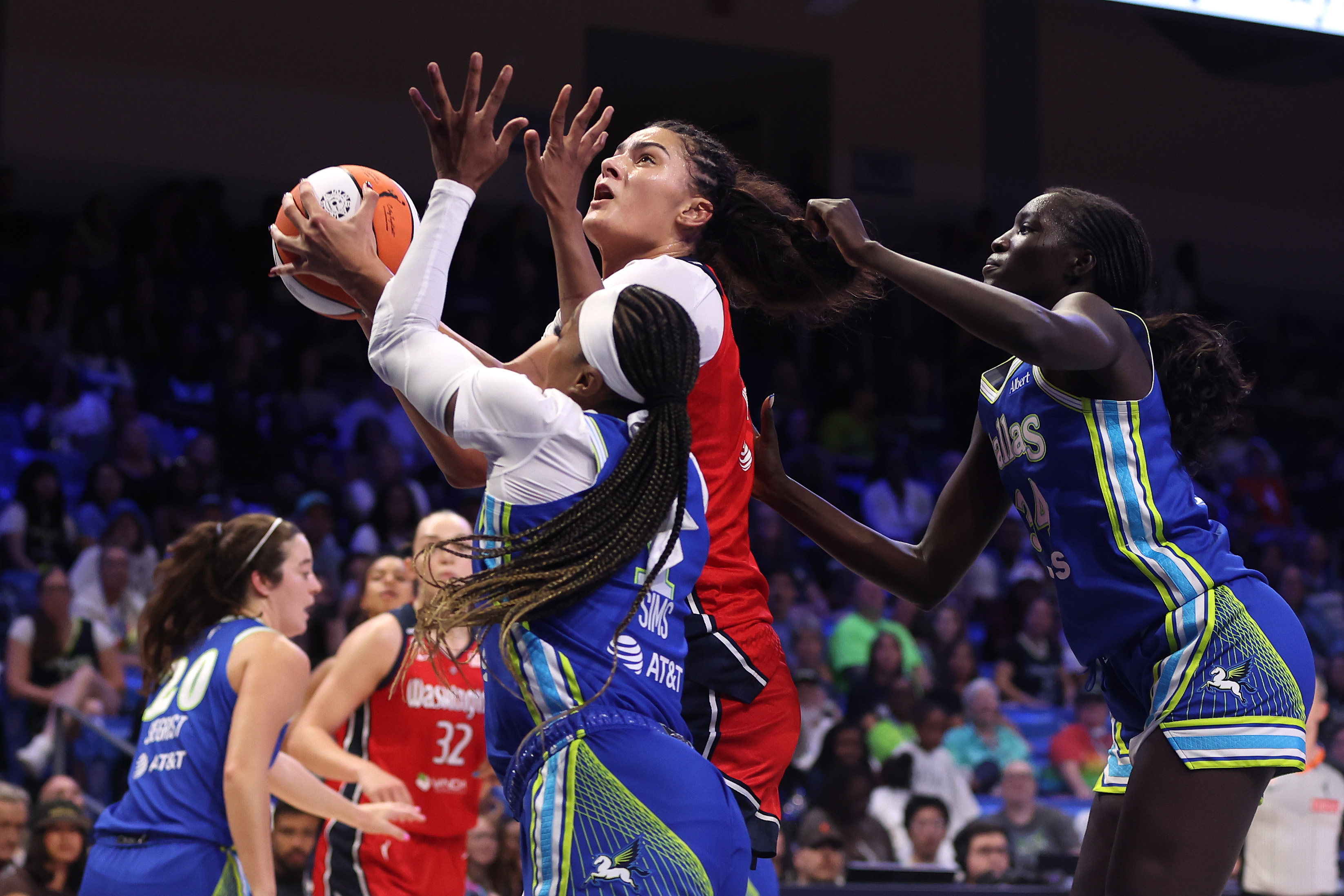 Lauren Betts is off to a slow start. The Mystics aren't worried.