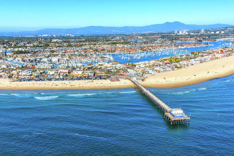 Ultrawealthy California town starts up summertime beach trolley