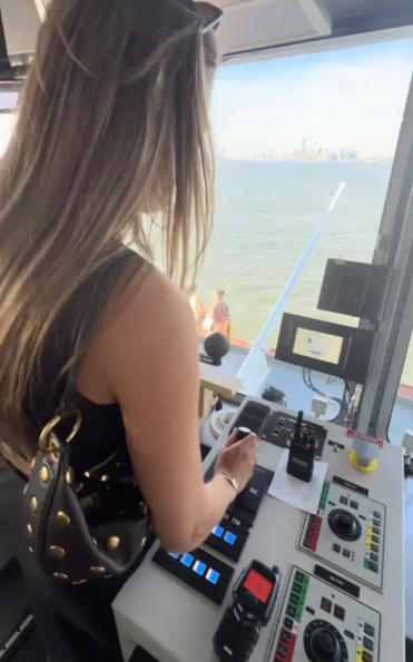 «Sono io al timone»: turista tedesca (con un'amica) prende il comando ...
