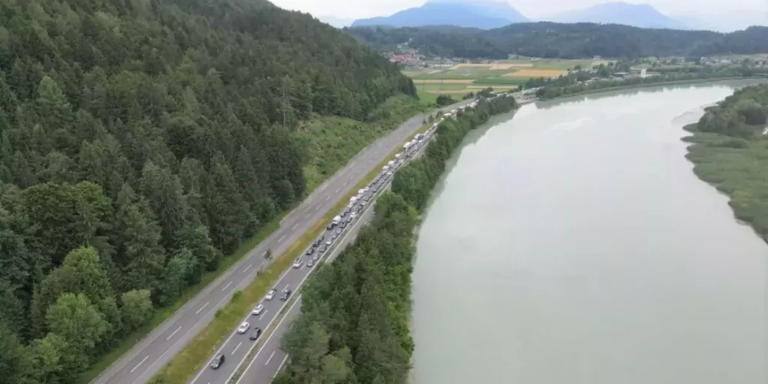 A11: Kilometerlanger Stau vor dem Karawankentunnel